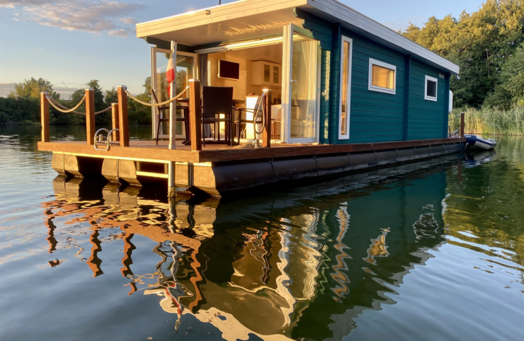 Moderne Hausboote für bis zu 20 Personen | AhoiWerder